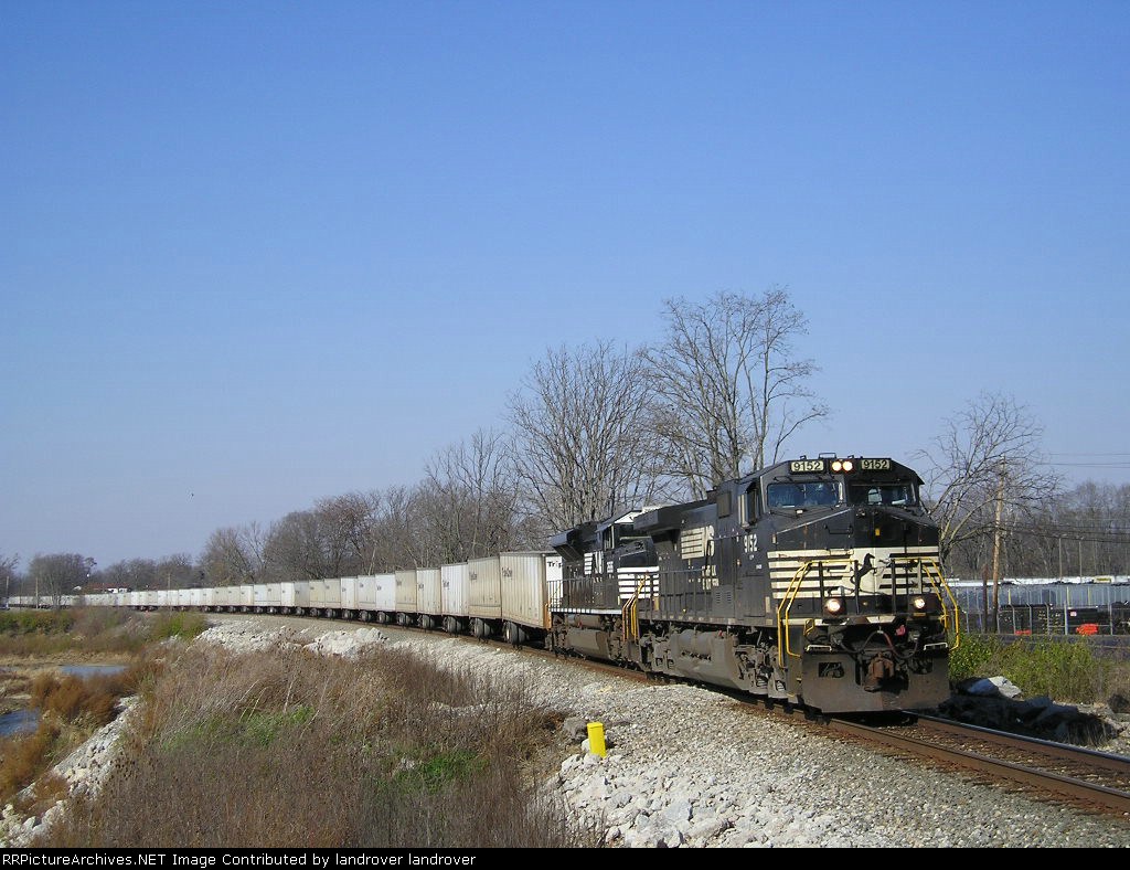NS 9152 On NS 251 Eastbound